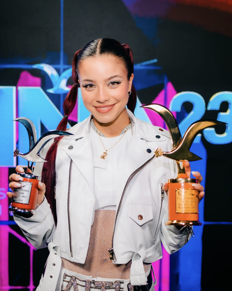 EMILIA LA ARTISTA DEL MOMENTO FUE OVACIONADA Y PREMIADA CON LAS ...